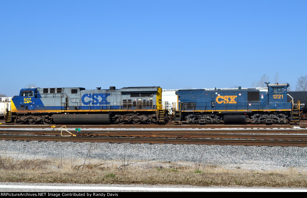 CSX 507 (AC44CW) & 1221 (MP15T) - odd combo switching cars